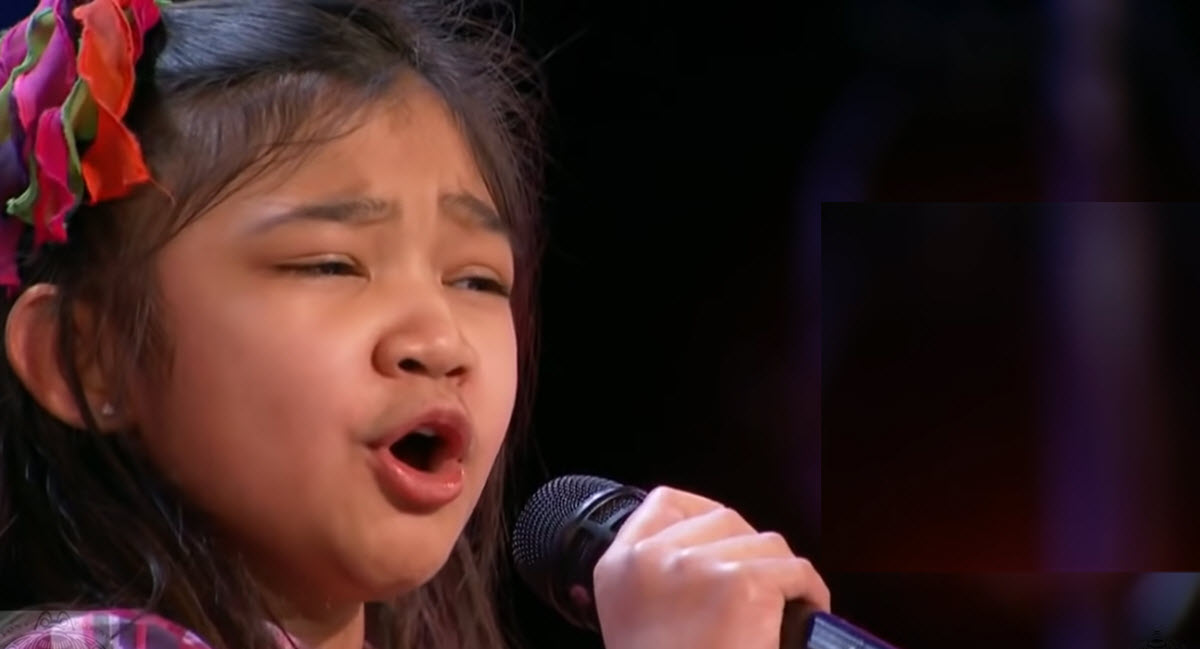 Tiny 9 Year Old Girl Stuns Judges With Her Enormous Beautiful Voice As